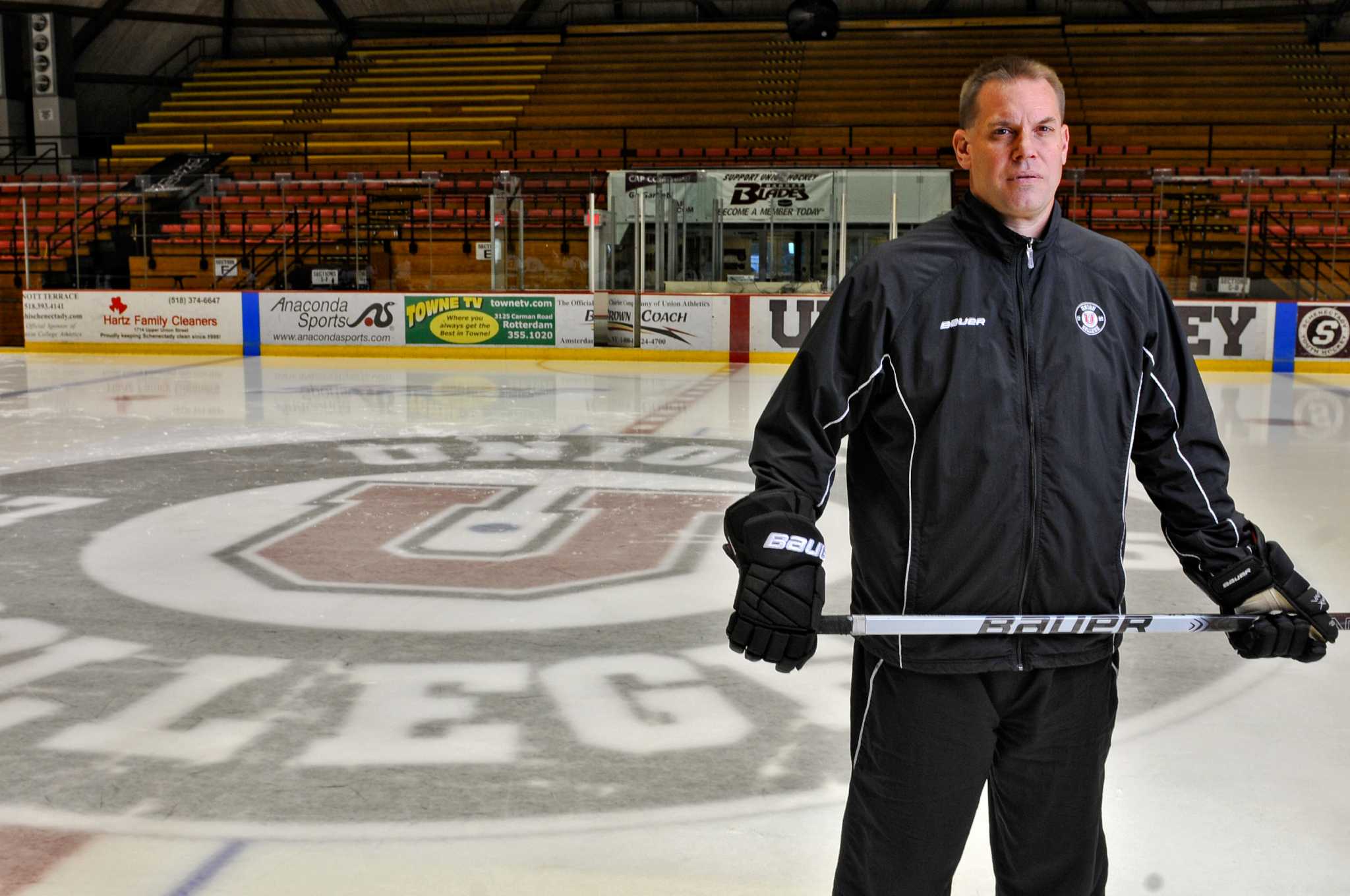 Another title, another contract for Union coach