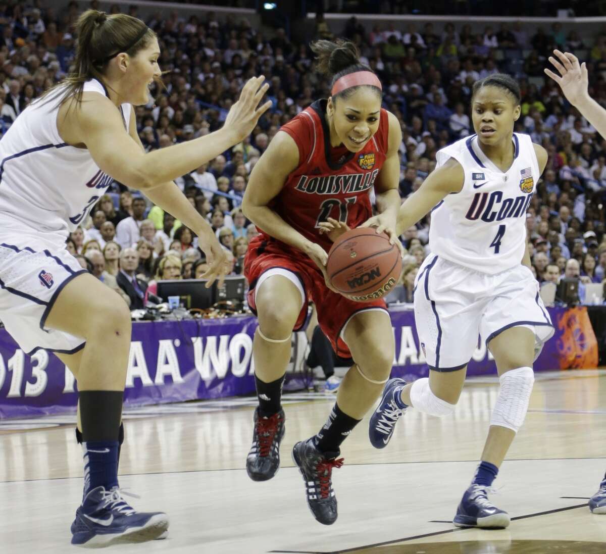 Elite 8: UConn wins record-tying national title