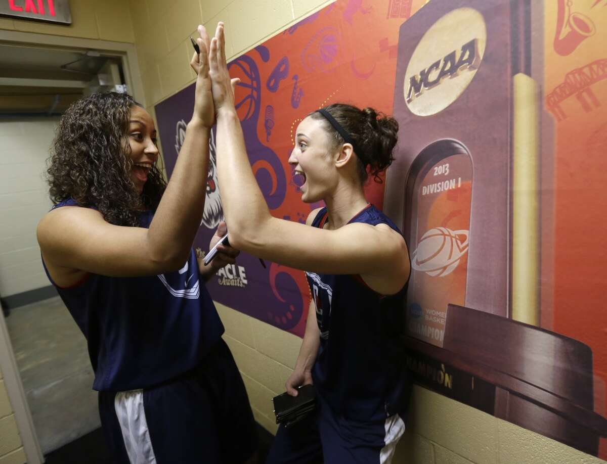 Elite 8: UConn wins record-tying national title