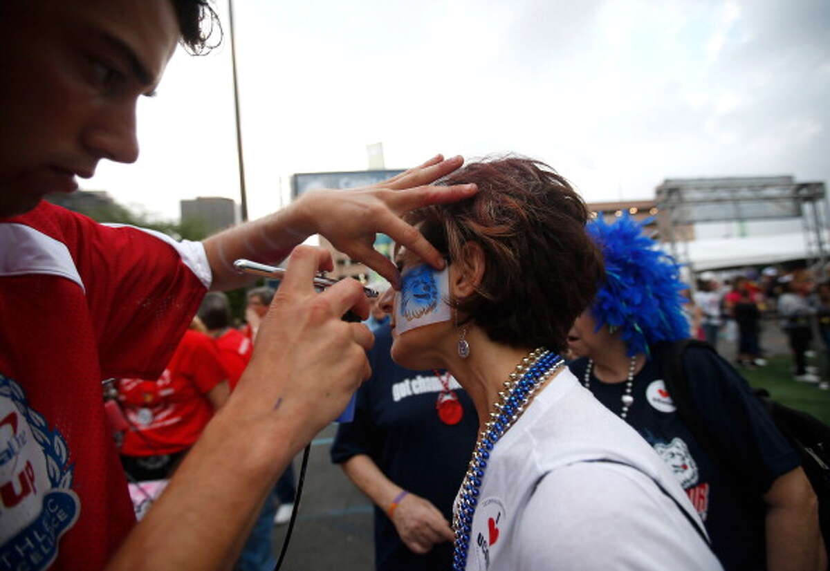 Elite 8: UConn wins record-tying national title