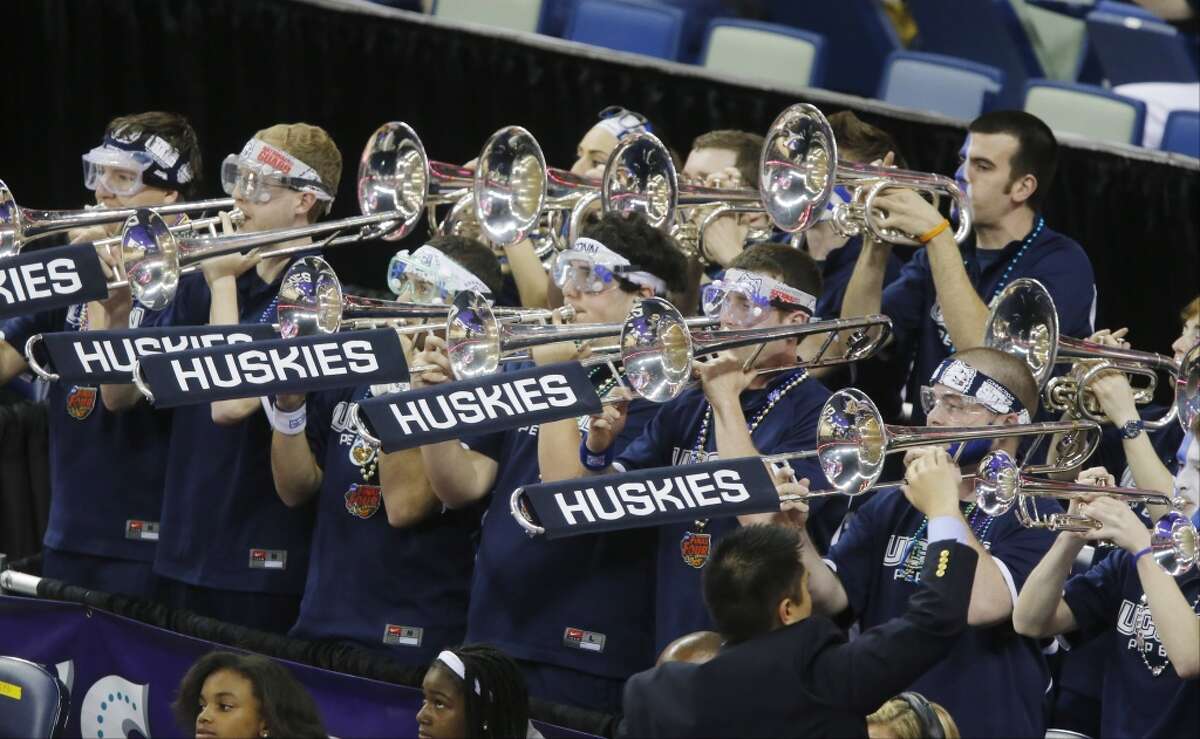 Elite 8: UConn wins record-tying national title