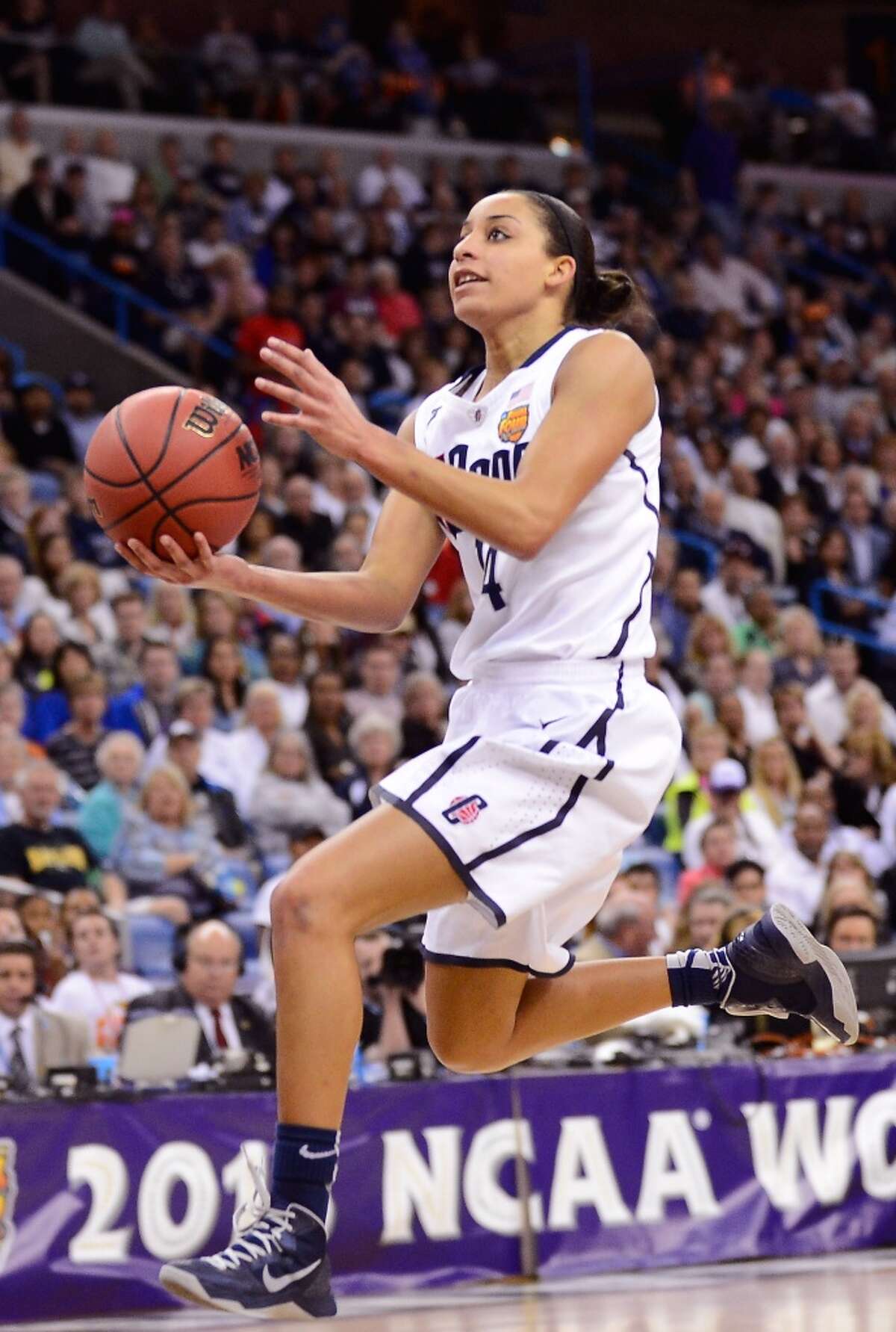 Elite 8: UConn wins record-tying national title