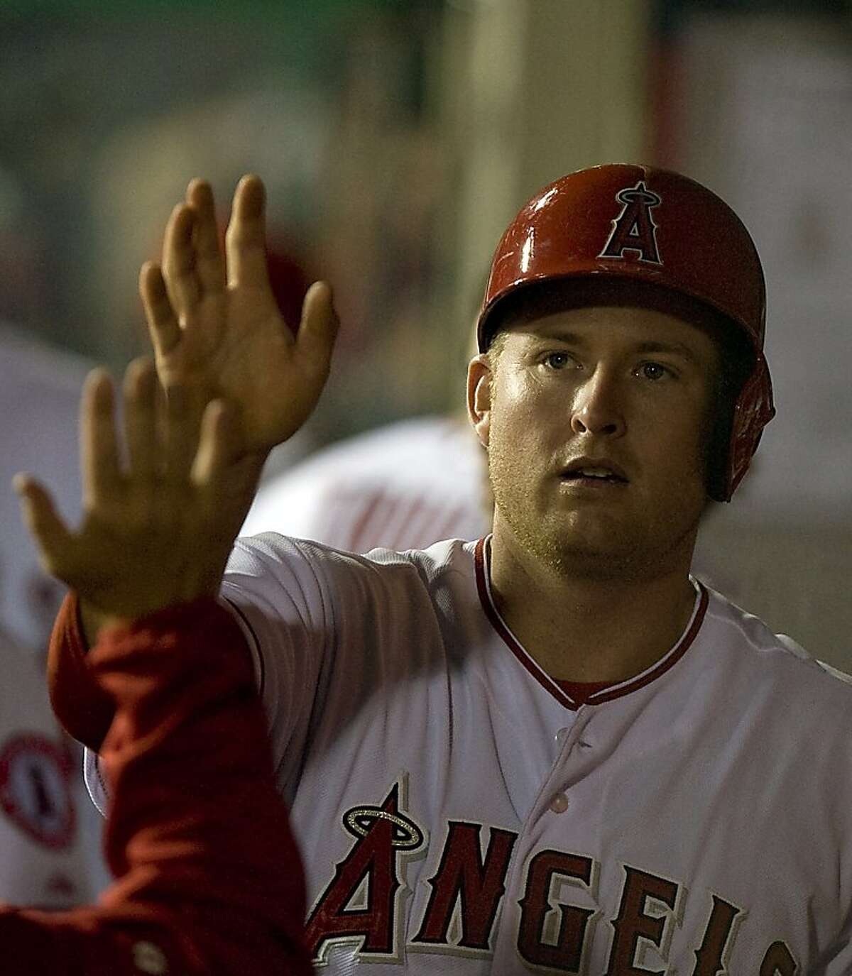 A's overcome errors to win 6th straight