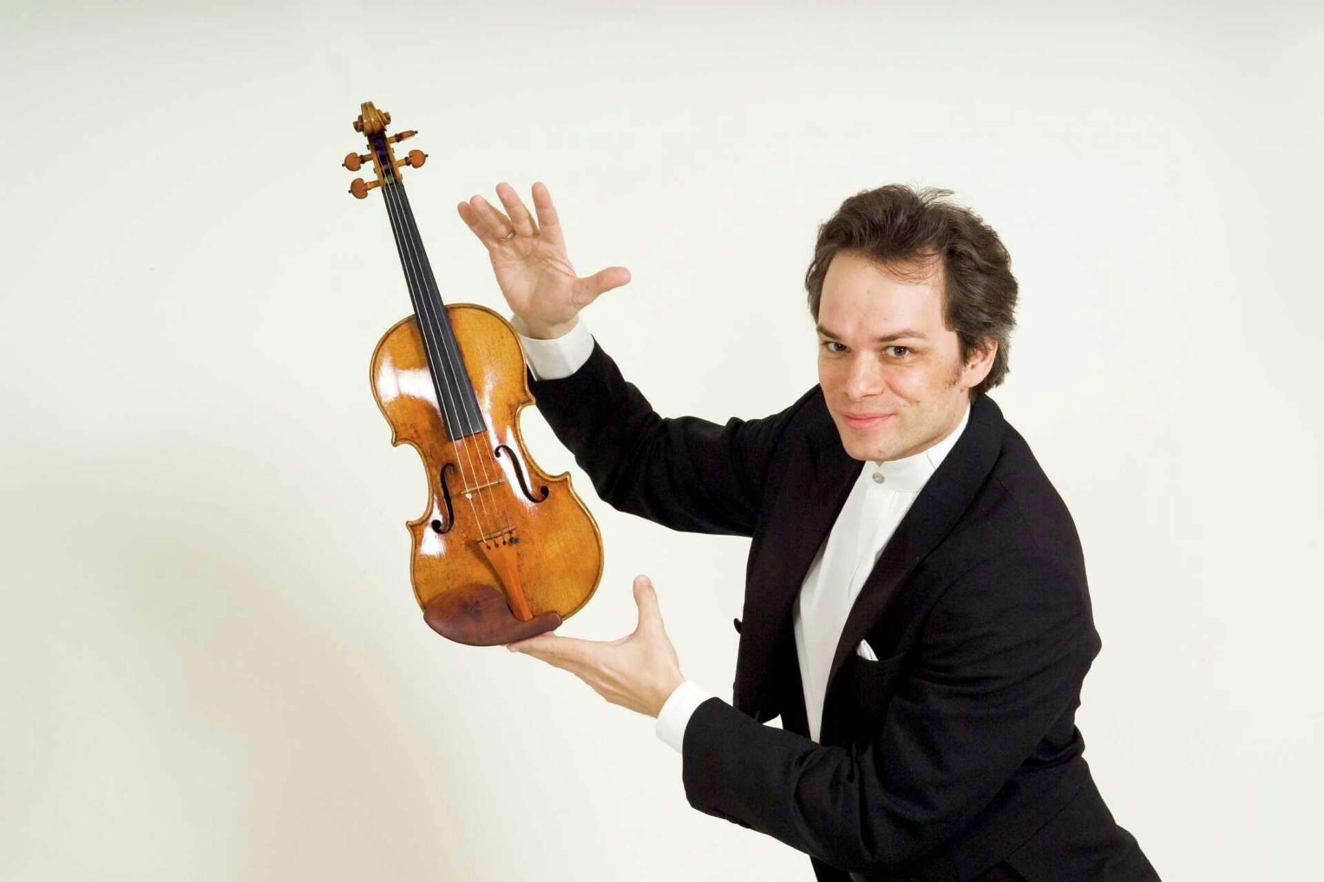Violinist shares stage with pricey instrument