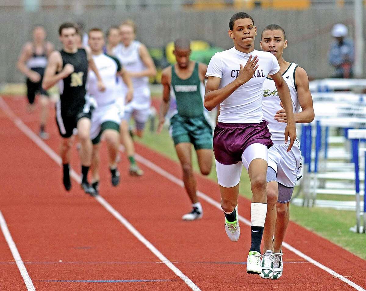 Ozen boys, girls win District 20-4A titles