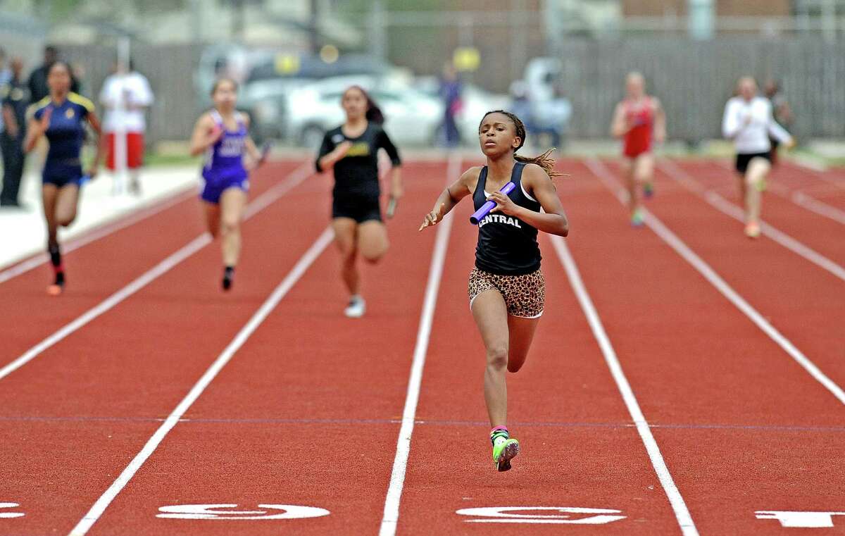 Ozen boys, girls win District 20-4A titles
