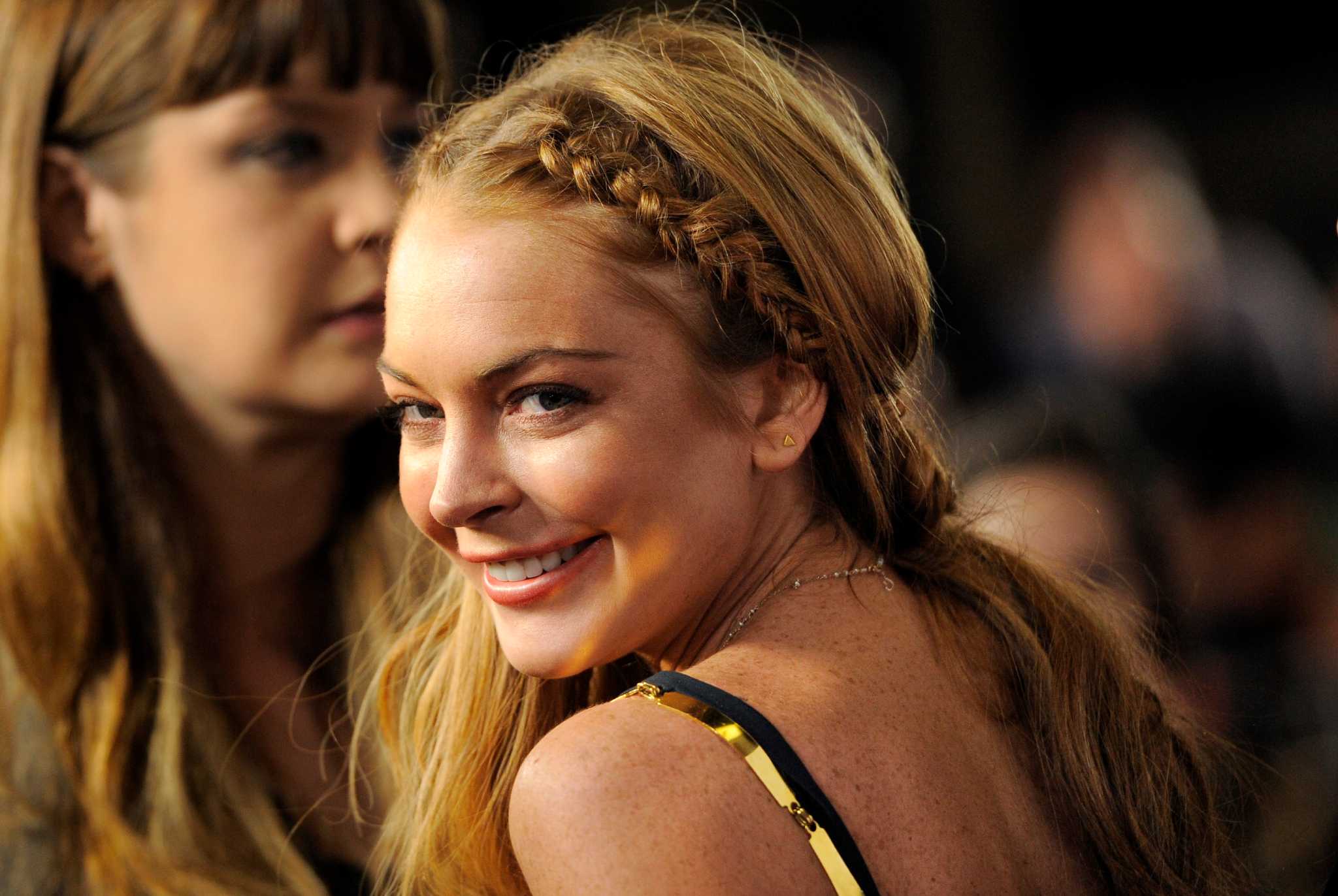 Lohan shows up late for 'Scary Movie 5' premiere