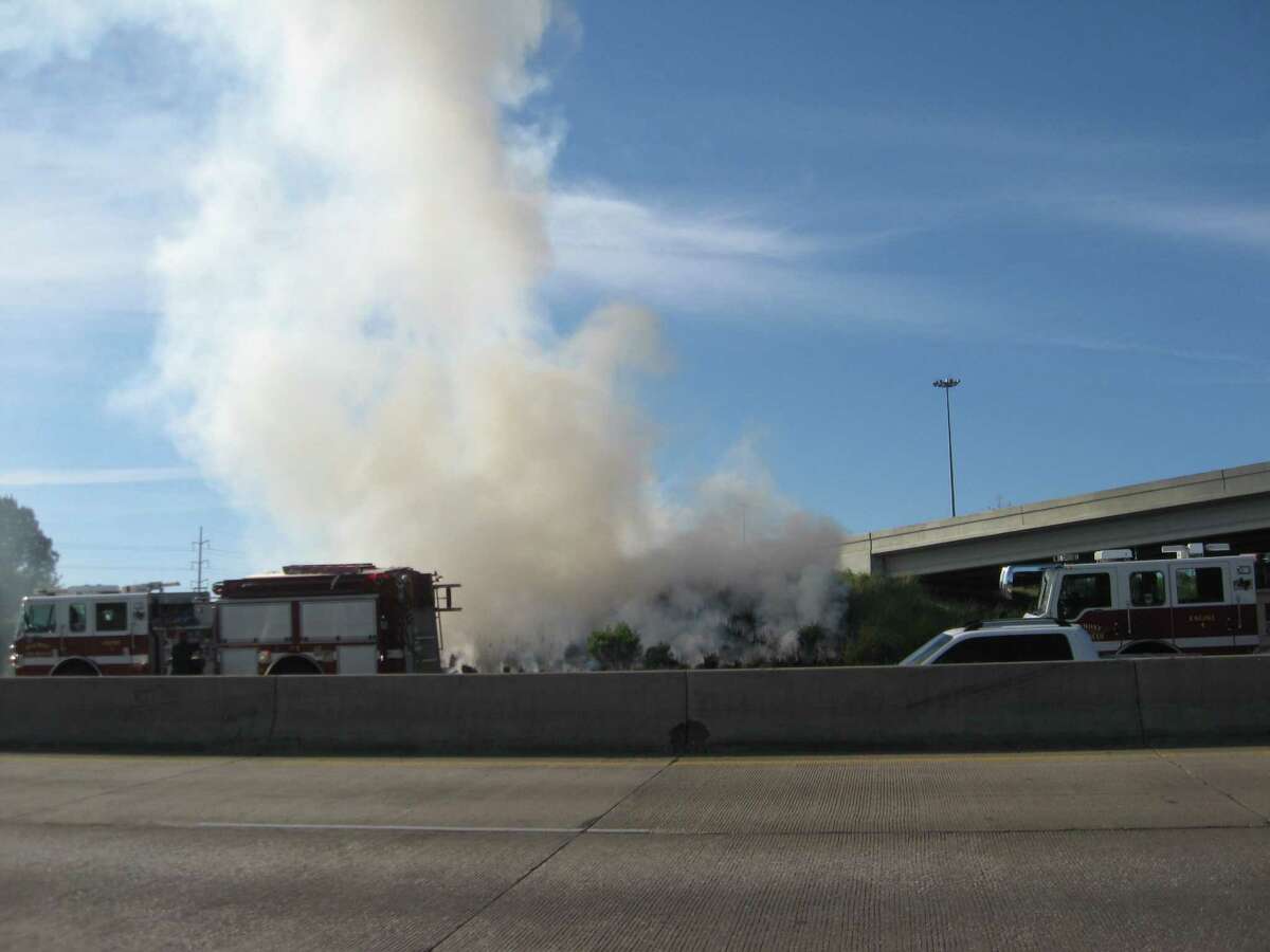 Grass fire sends smoke across lanes of I-10