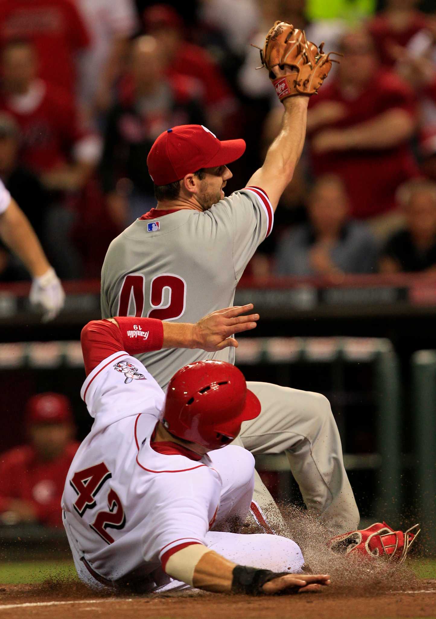 Reds snap skid as Phillies fall
