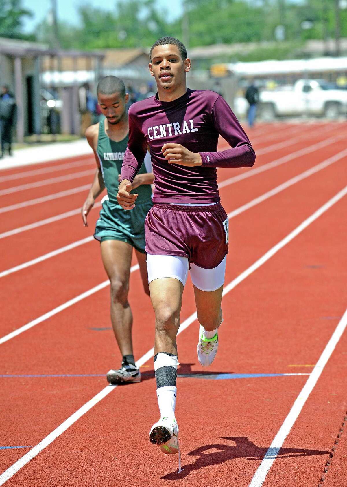 Ozen, SC girls tie for first at area track; SC boys win