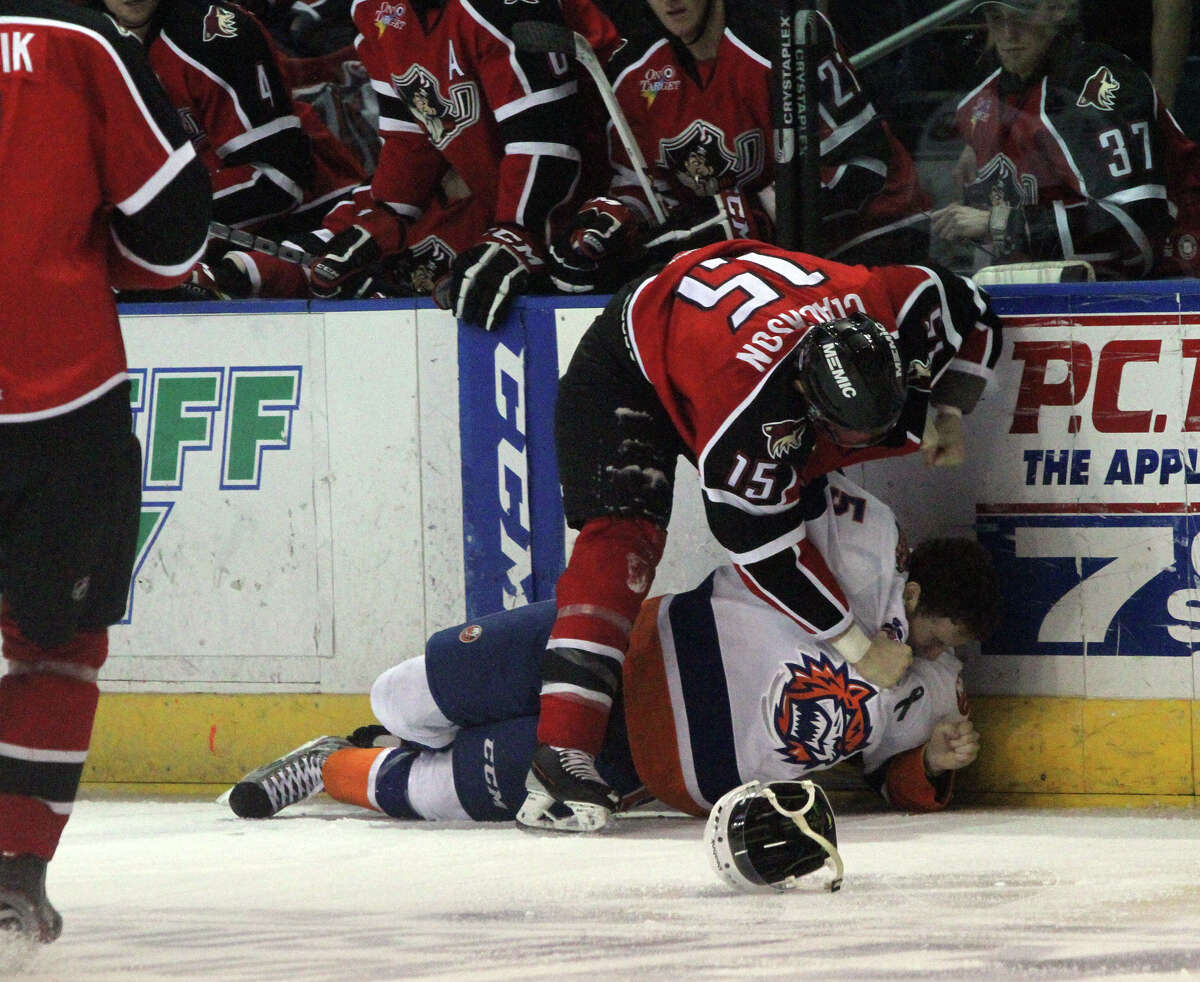 College teammates combine for Sound Tigers' game-winner