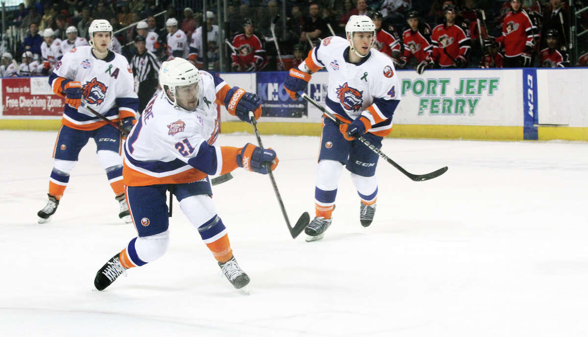College teammates combine for Sound Tigers' game-winner