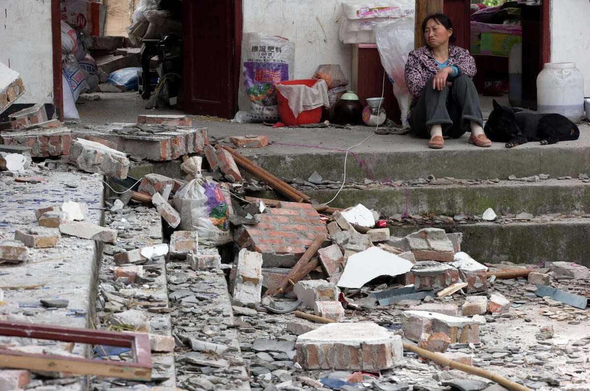 China rushes relief after Sichuan quake kills 186