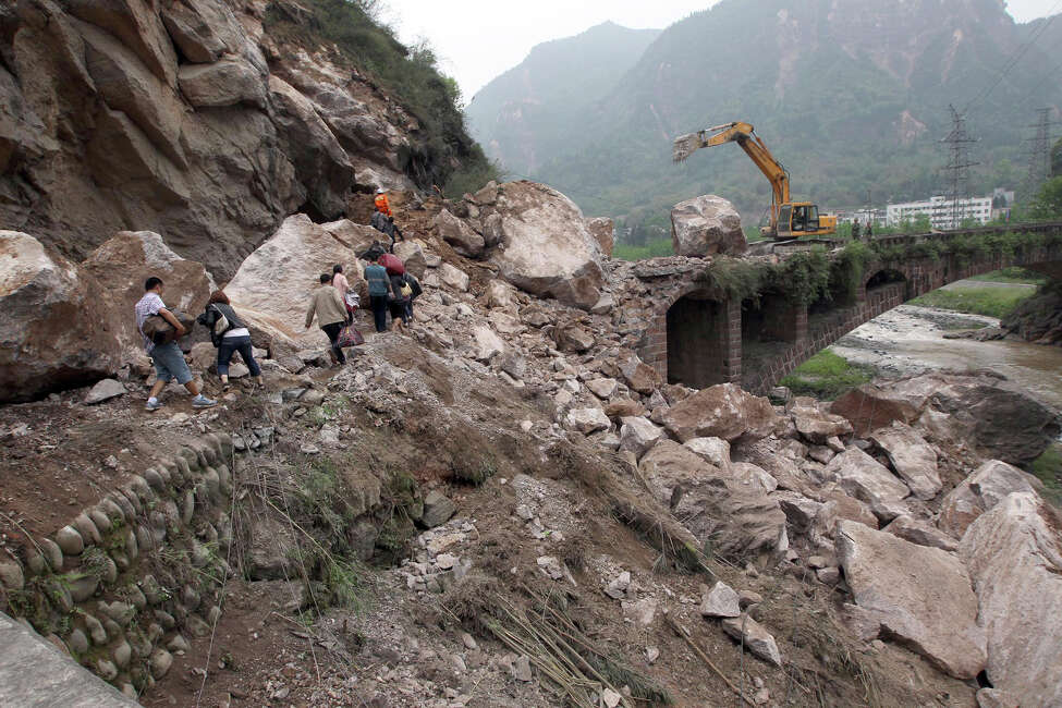 China rushes relief after Sichuan quake kills 186