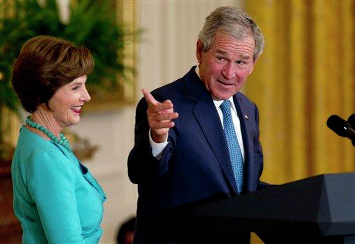 President George W. Bush, first lady get standing ovation at Central ...