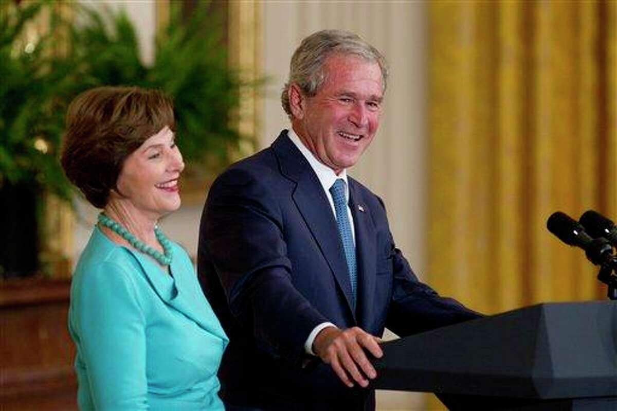 President George W. Bush, first lady get standing ovation at Central ...