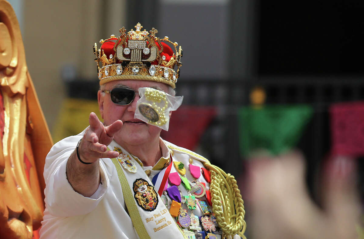 Rey Feo, float ousted from parade for tossing trinkets