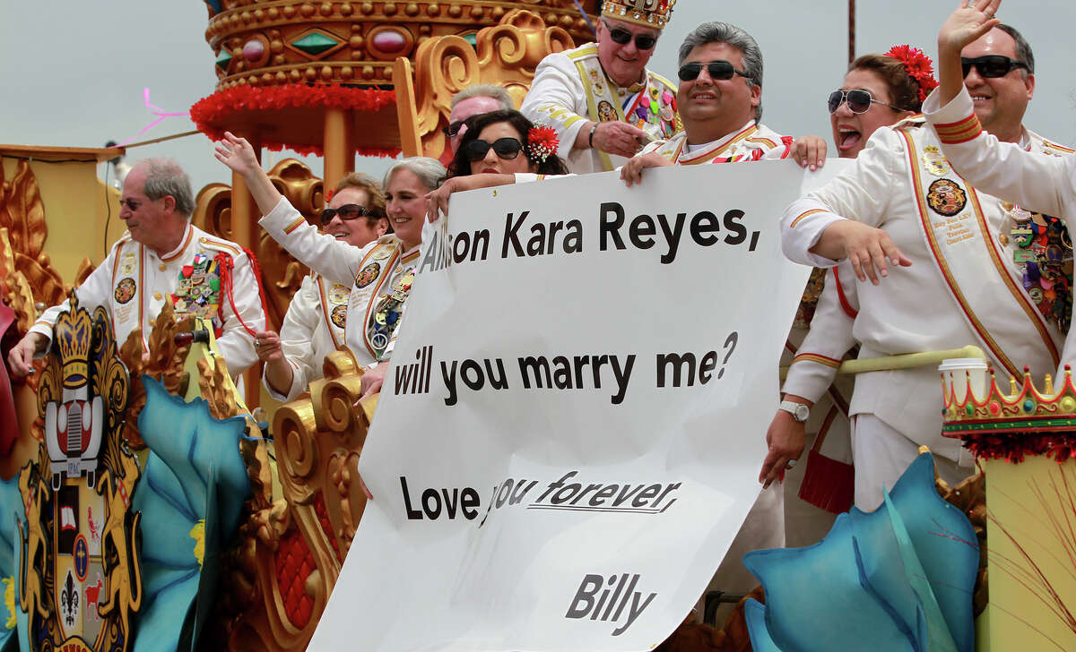 Rey Feo, float ousted from parade for tossing trinkets