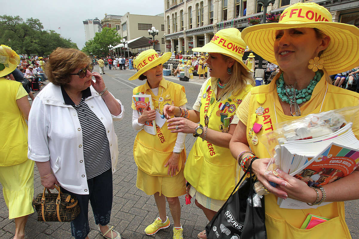 Rey Feo, float ousted from parade for tossing trinkets