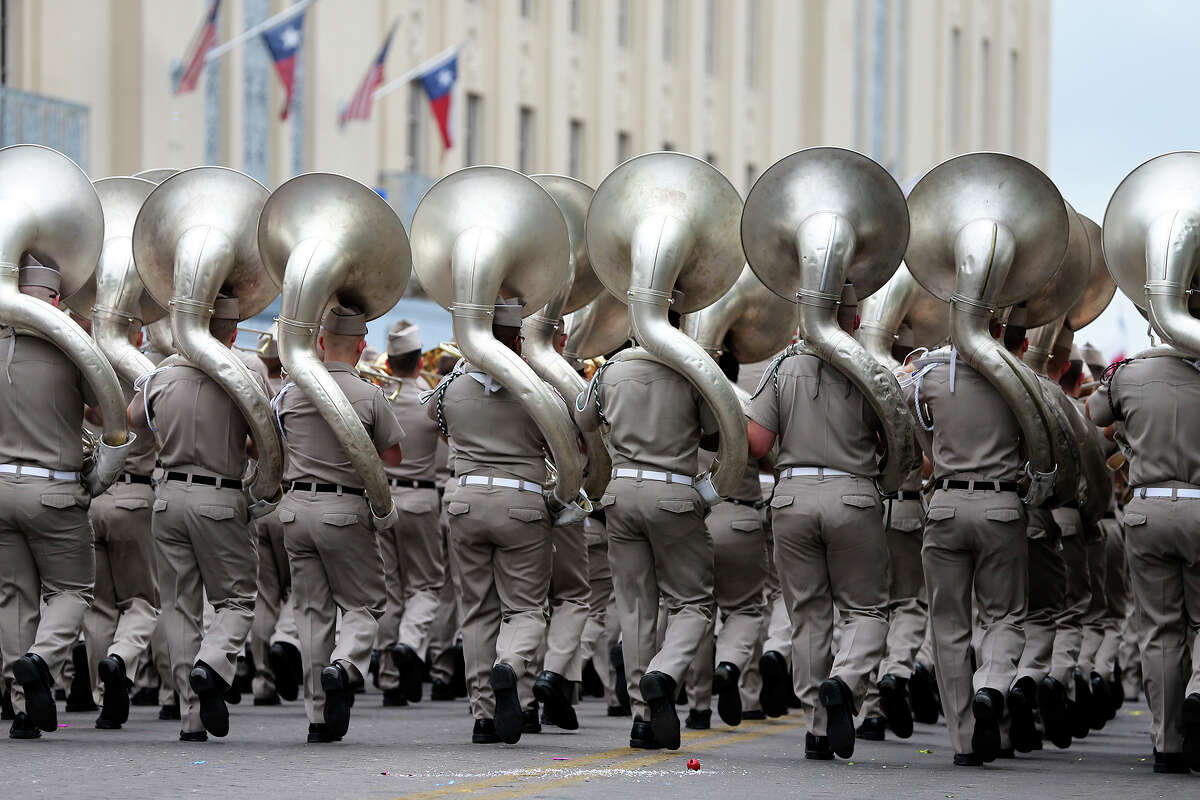 Rey Feo, float ousted from parade for tossing trinkets