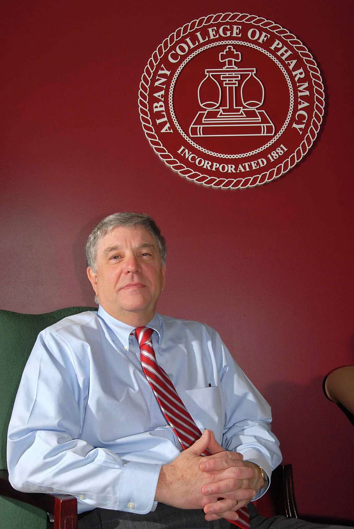 Pharmacy college chief to step down