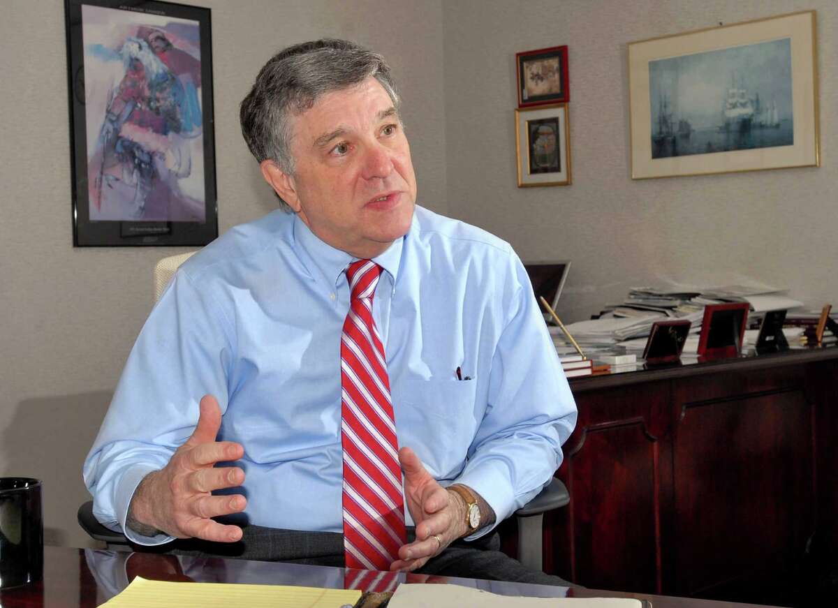 Pharmacy college chief to step down