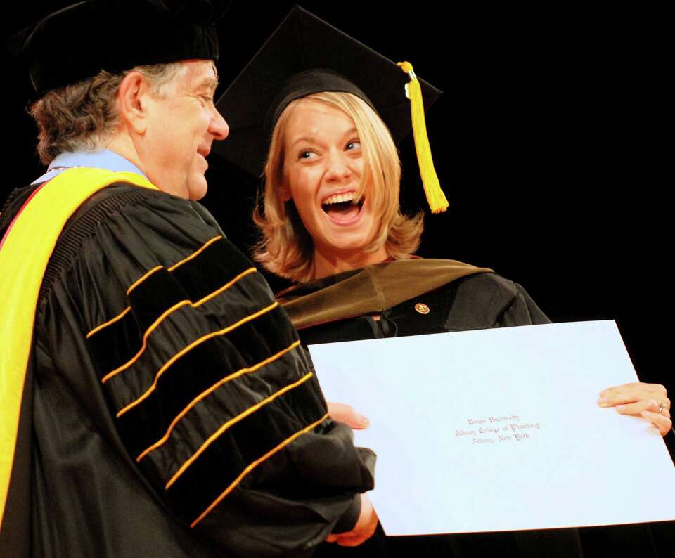 Pharmacy college chief to step down