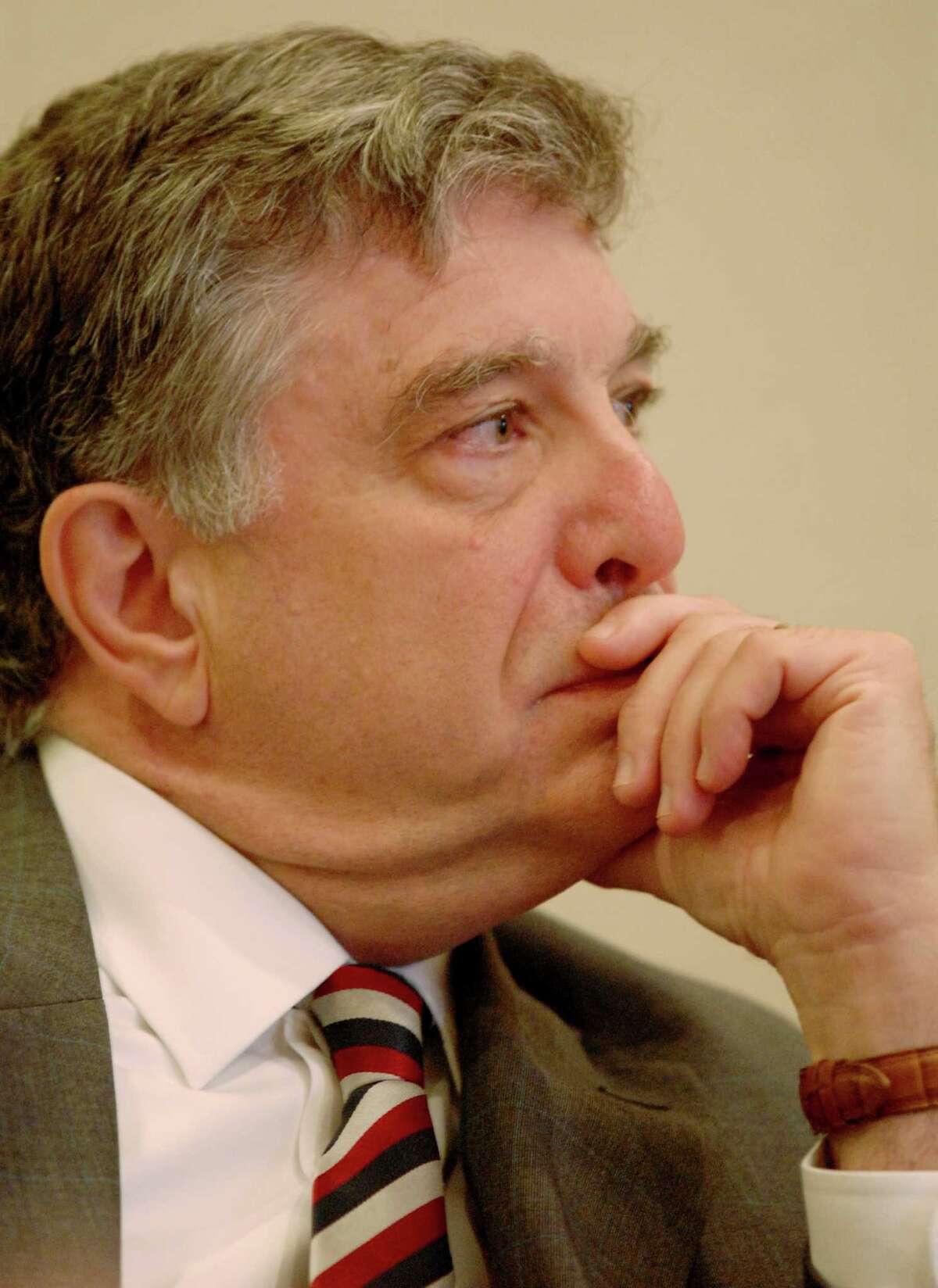 Pharmacy college chief to step down