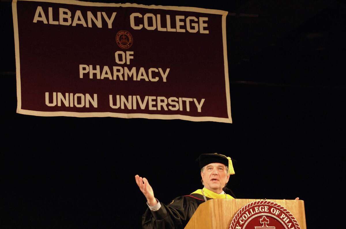 Pharmacy college chief to step down