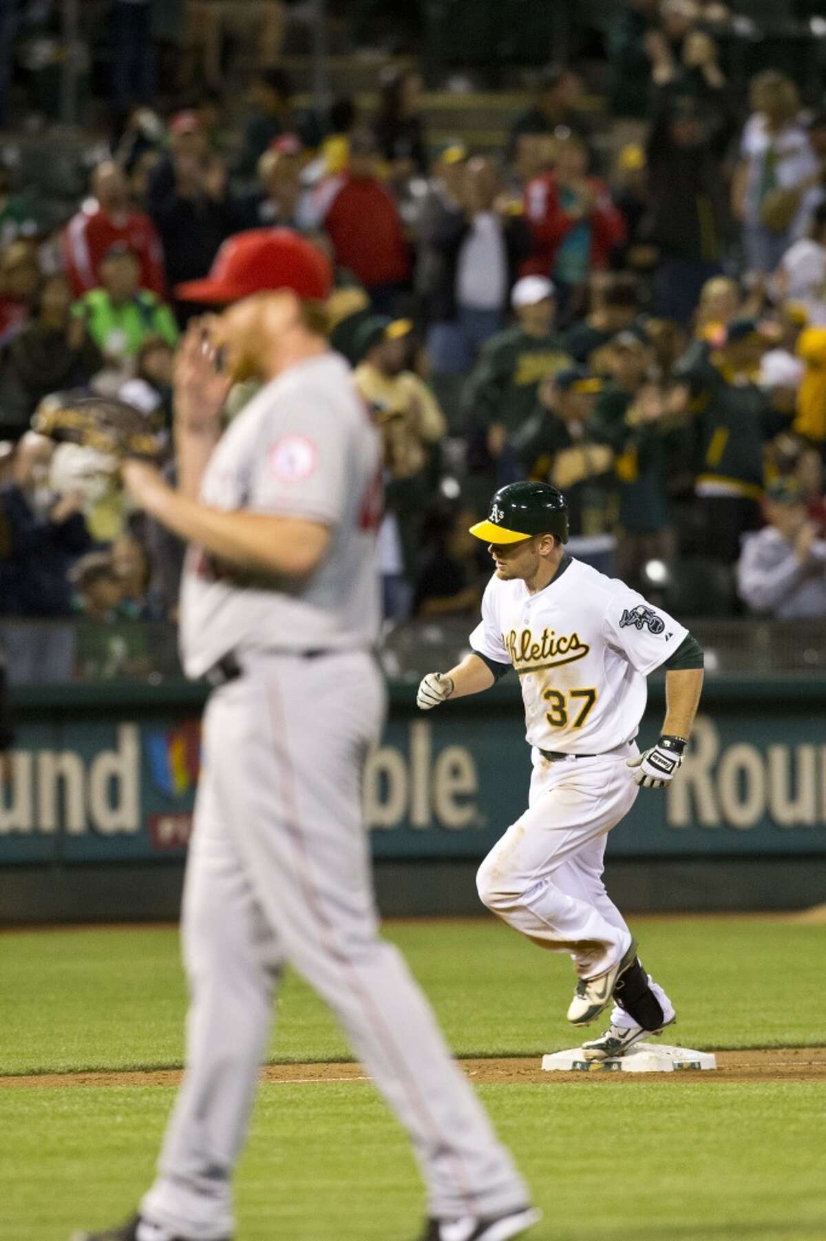 Moss' homer ends longest game in Oakland A's history