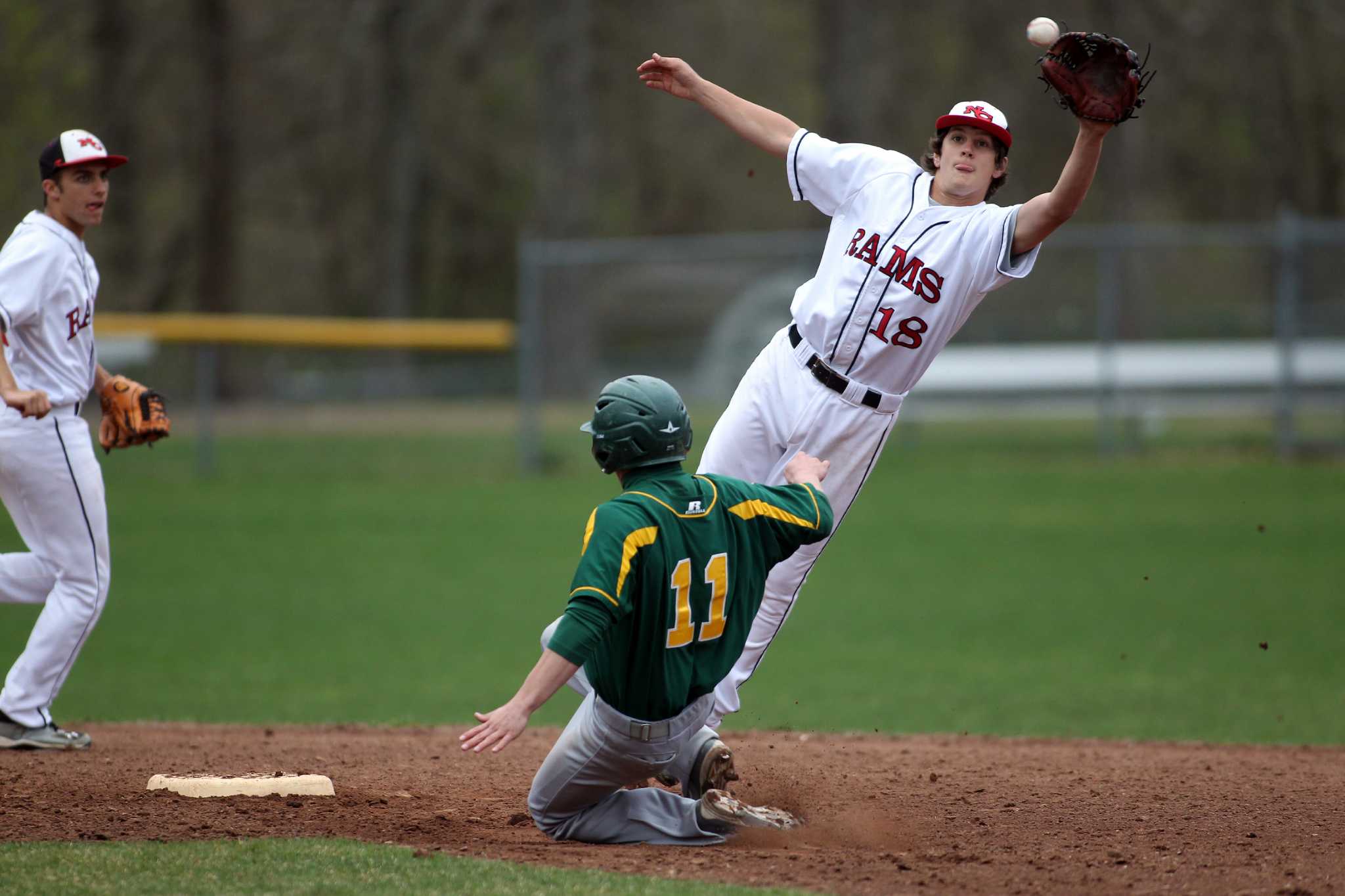 New Canaan baseball team edges Trinity Catholic