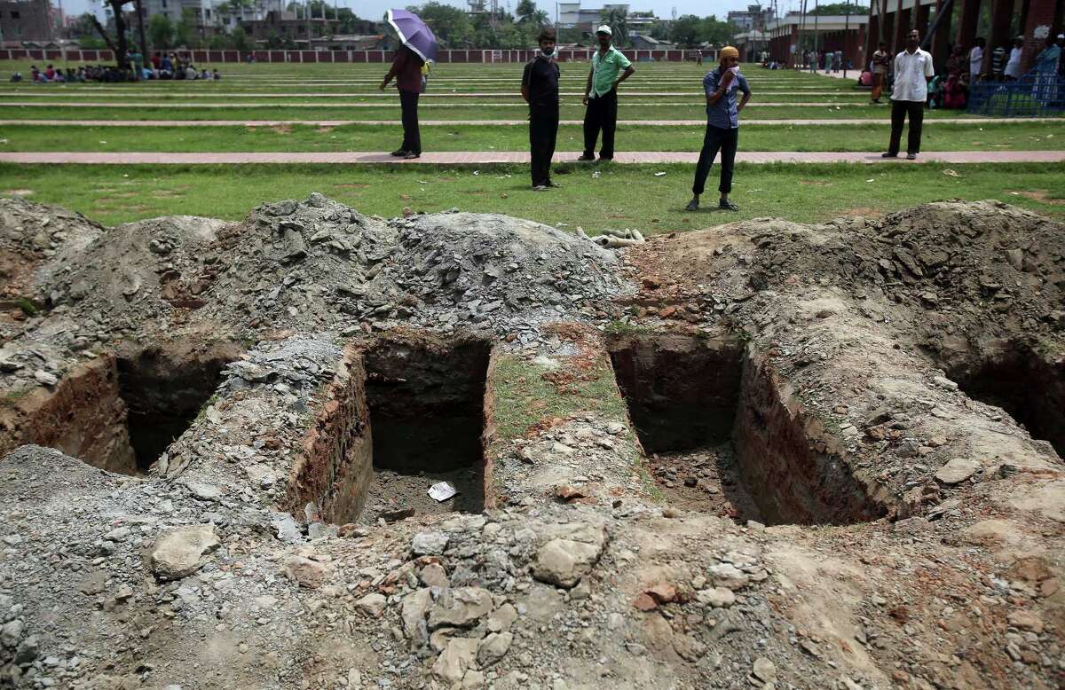 Bangladesh building collapse victims buried
