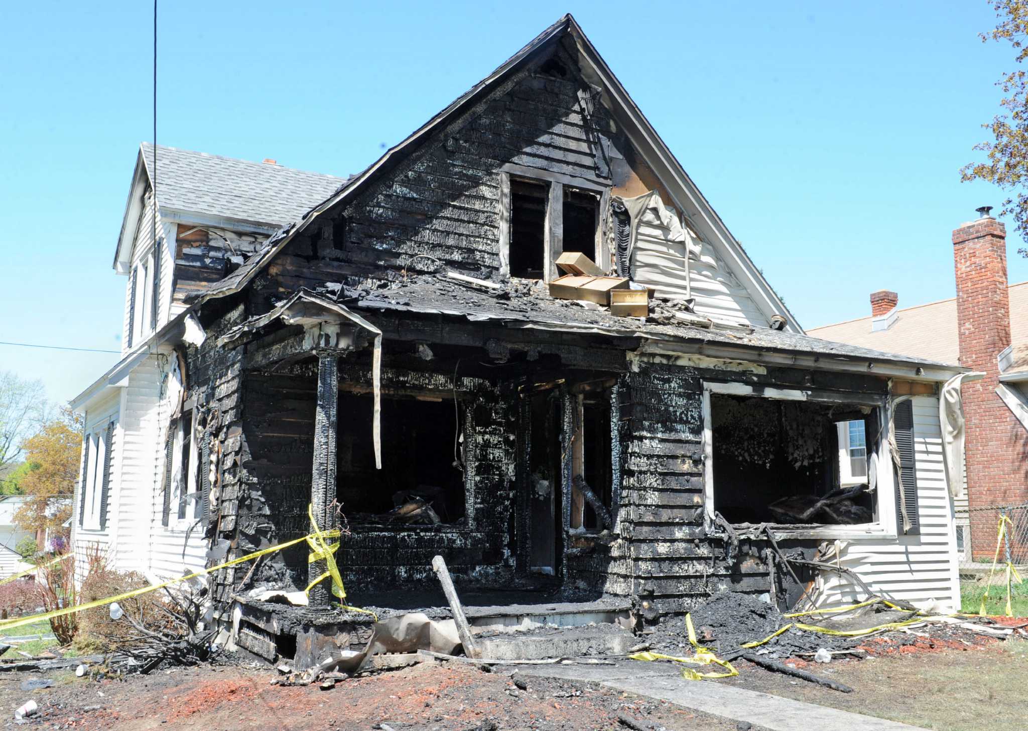 Parents save 3 kids from burning home