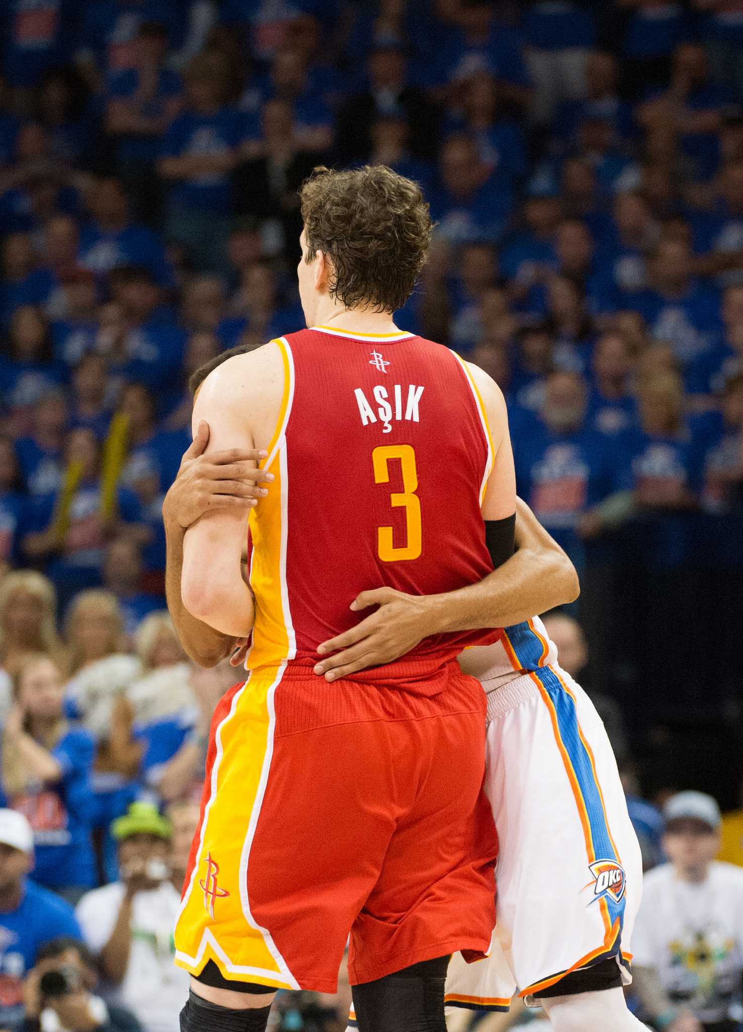 Rockets center Asik joins list of NBA big men to feel hack attack
