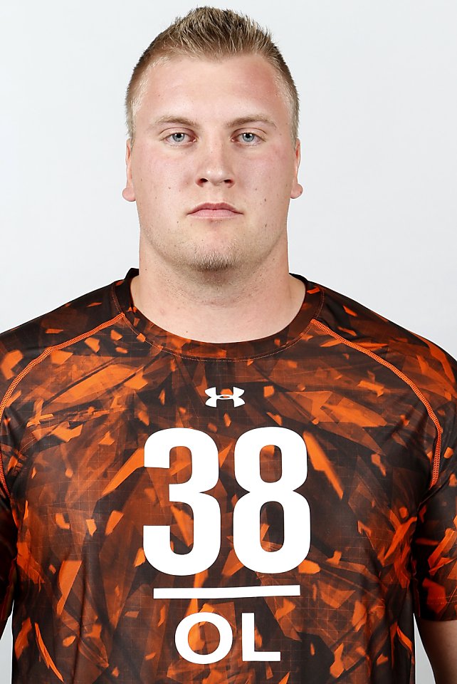 Small-school big man gets 49ers deal