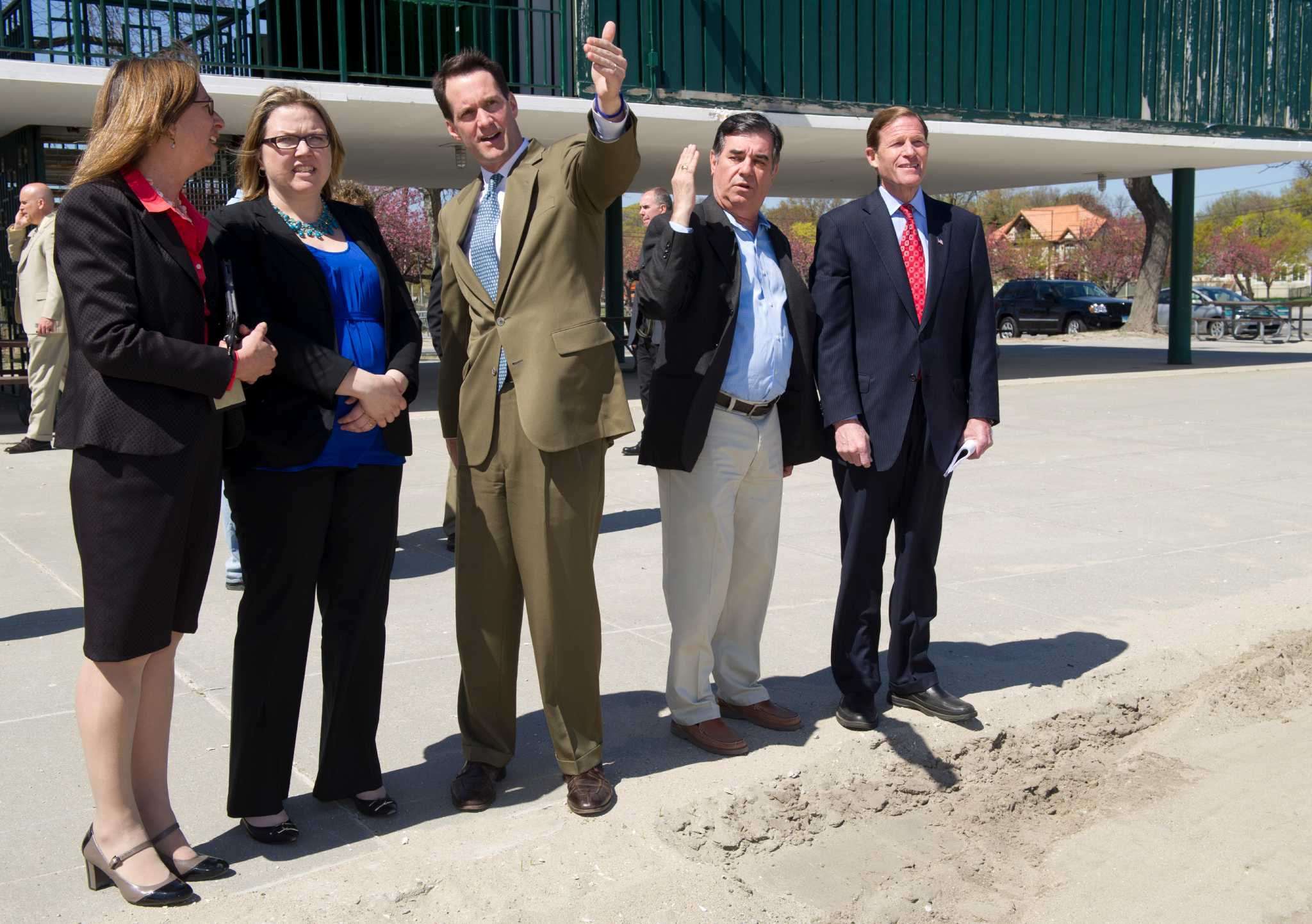 Federal task force head views Sandy recovery in state