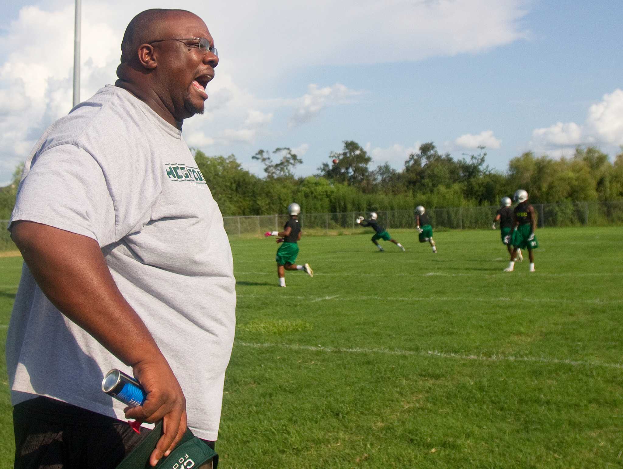 Football: Motivated Hightower setting spring example