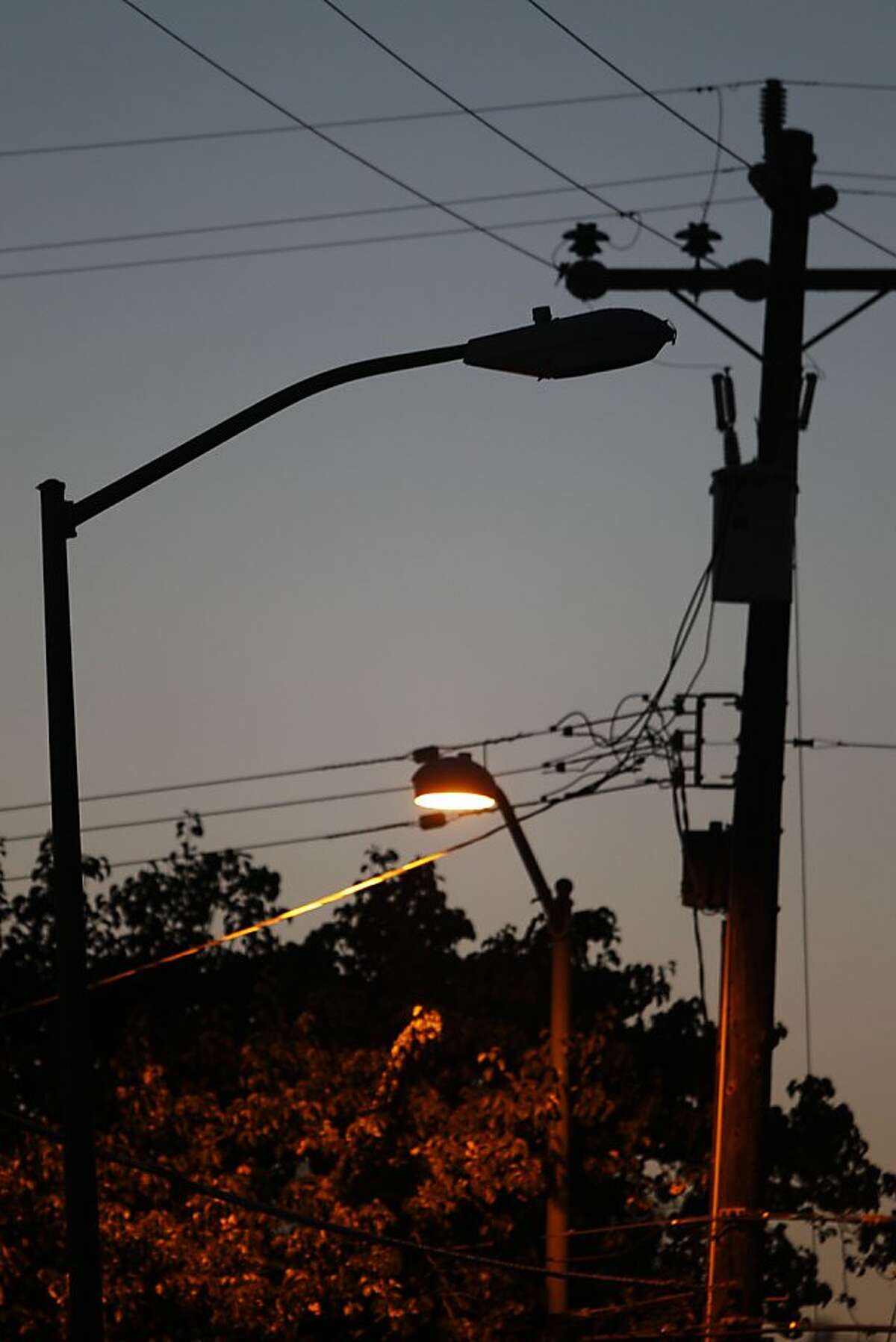 Broken East Oakland streetlights unnerving