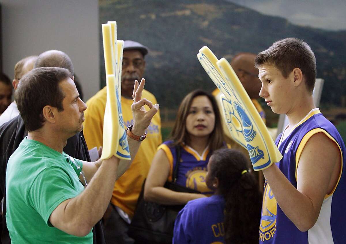 Curry hurt in Warriors' loss