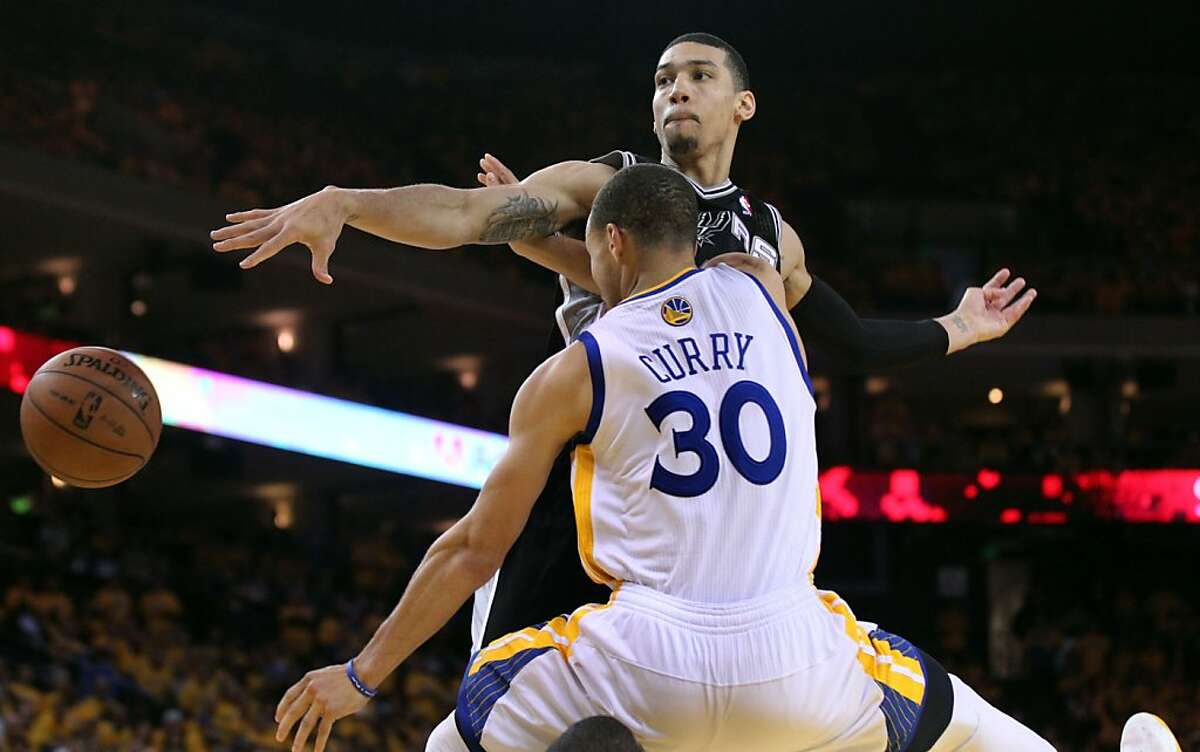 Curry hurt in Warriors' loss