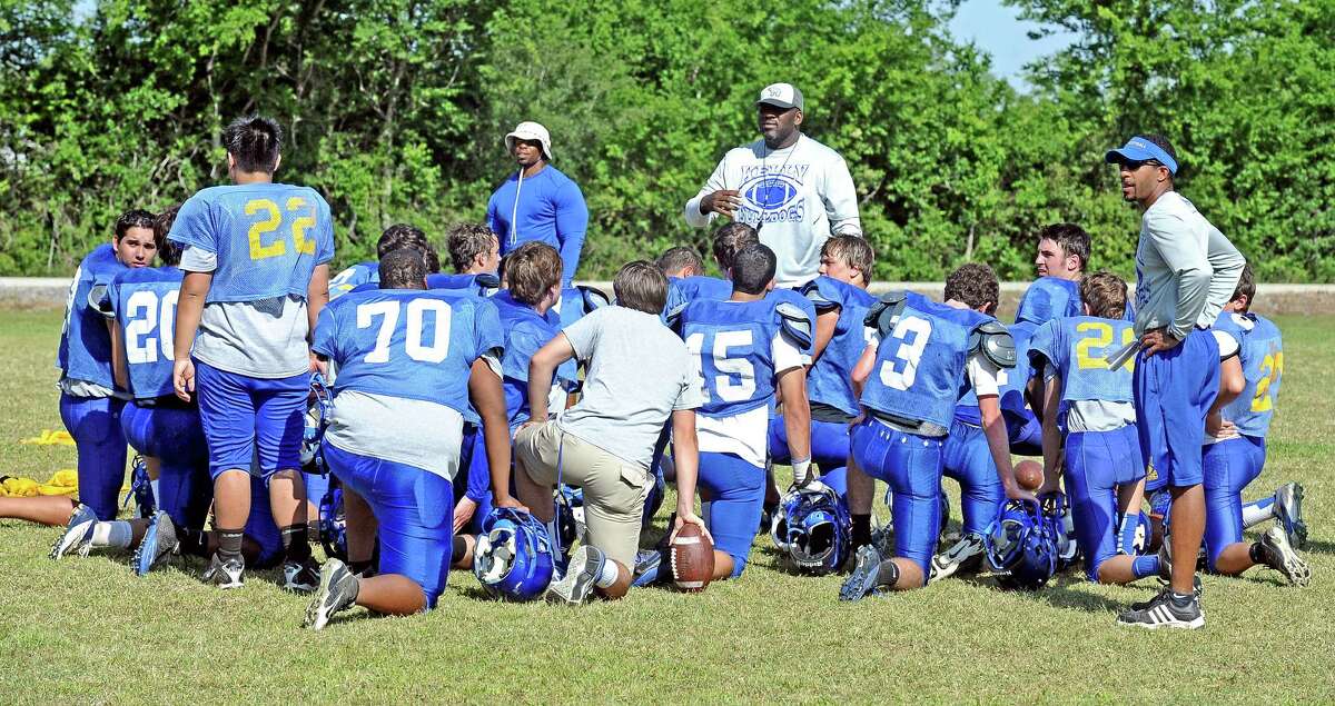 Kelly football hopes to return to winning ways