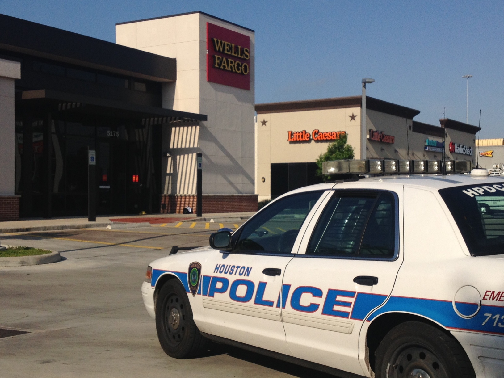 Houston bank employees thrown in vault during robbery