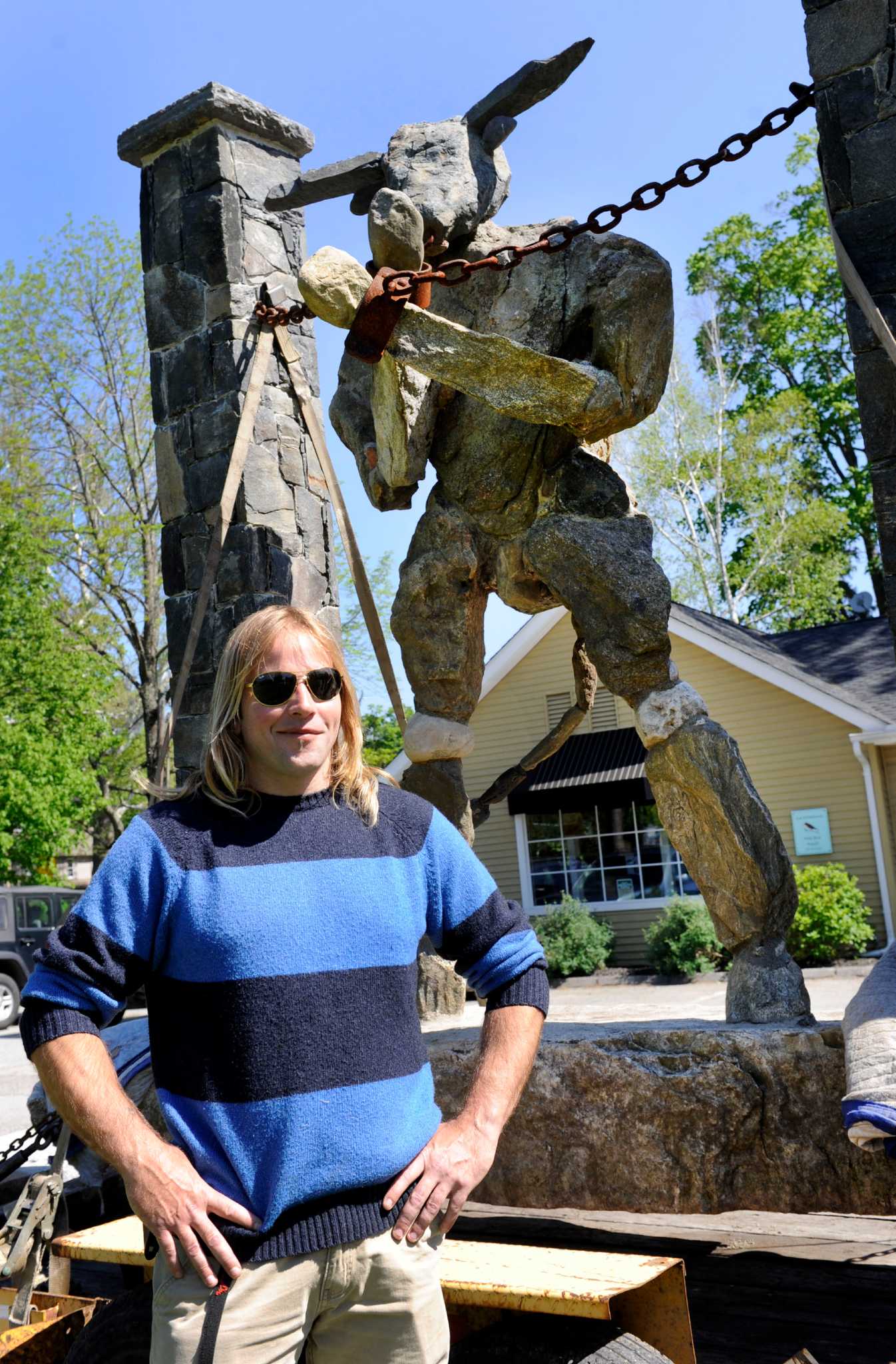 Eleven-foot "Minotaur" -- reviled and beloved -- leaves Kent