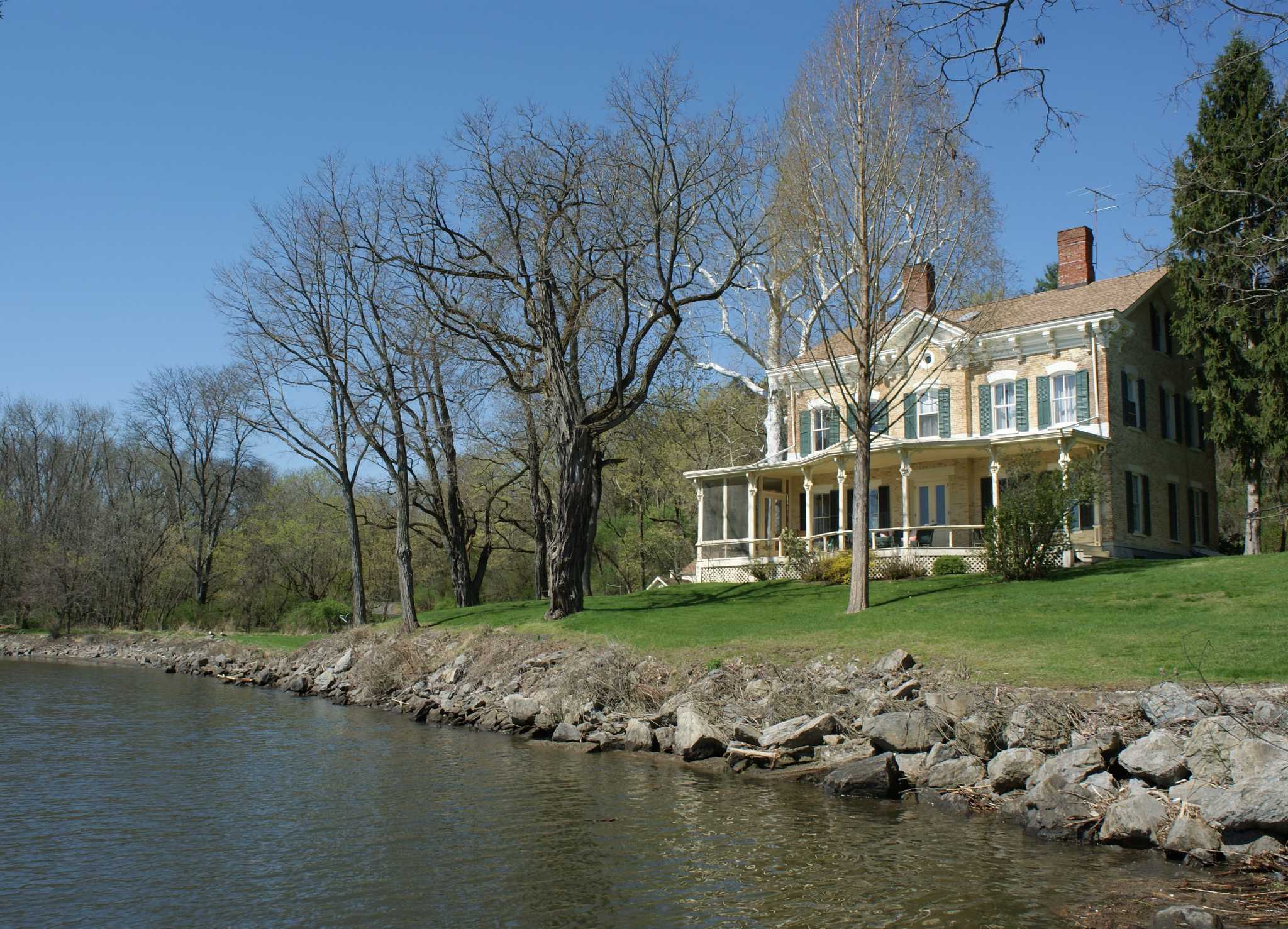 House of the Week: Victorian on the Hudson River