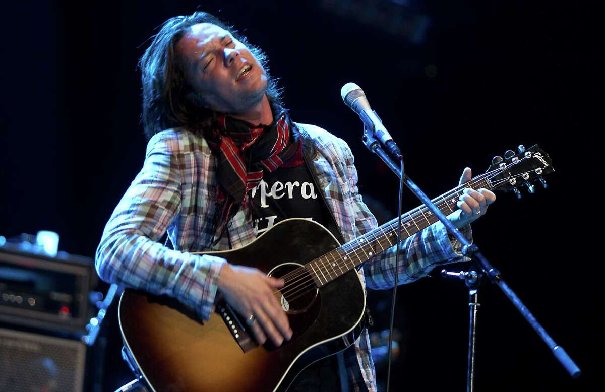 Rufus Wainwright acknowledges time, defies time at Heights Theater