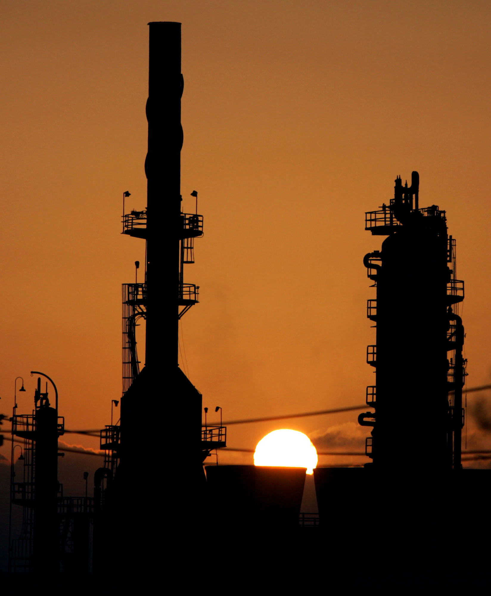 Regulators say Tesoro can buy BP refinery