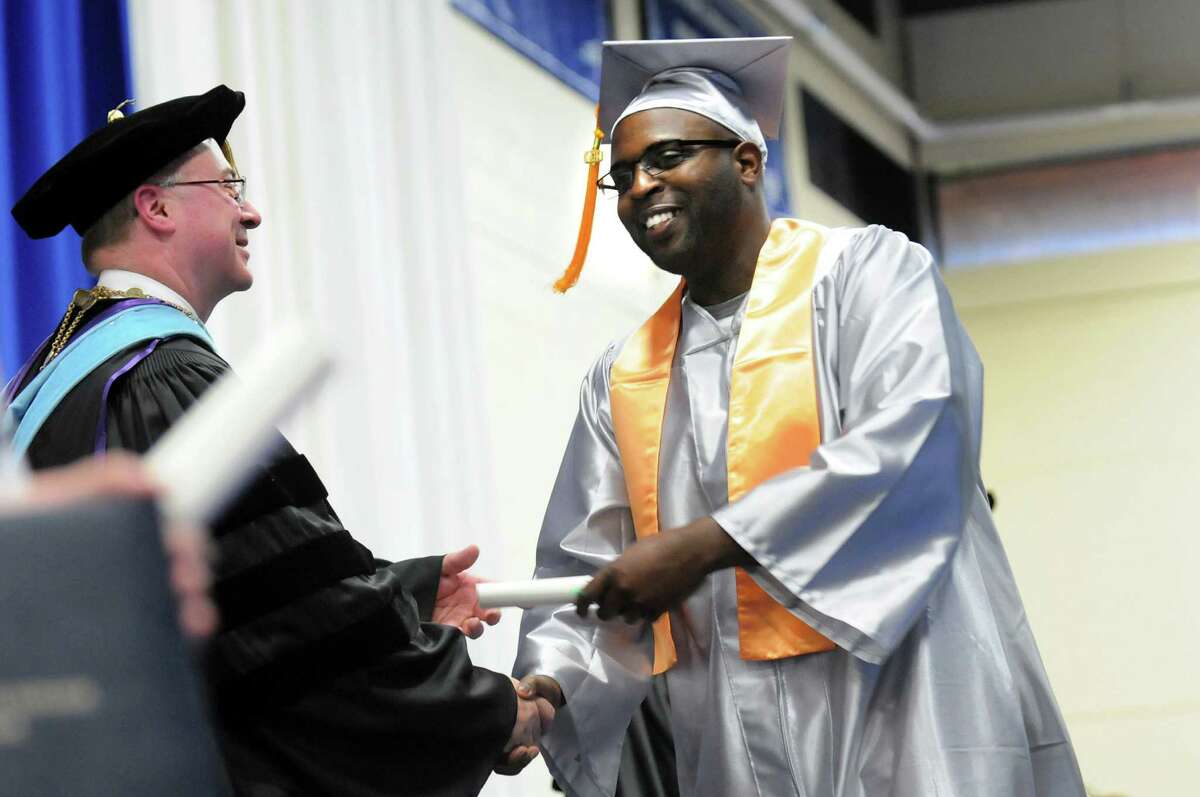 Community colleges produce few graduates