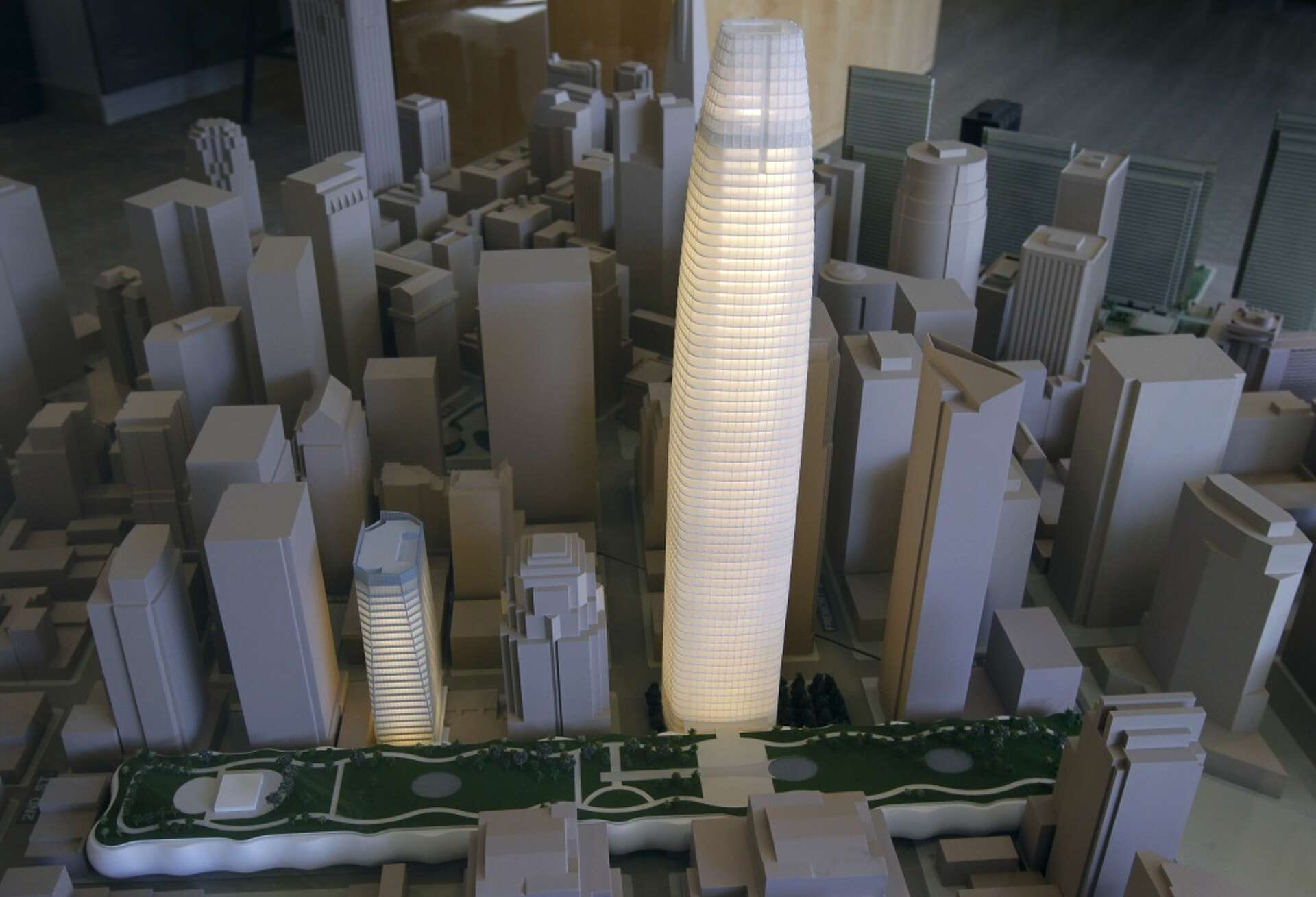 Salesforce makes landmark deal to lease half of Transbay Tower