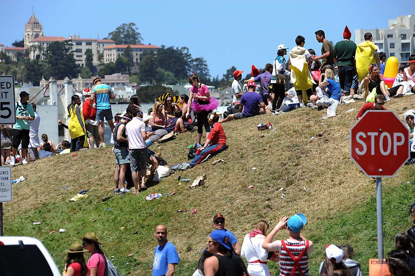 Man falls from roof at Bay to Breakers party in San Francisco
