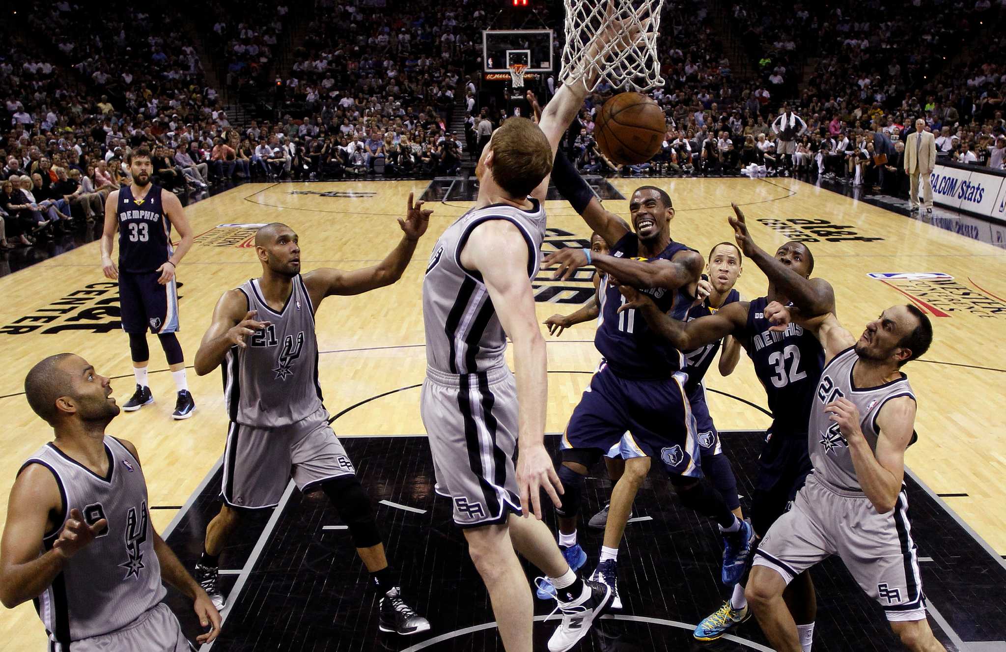 Bonner's defense leads to threes for Spurs